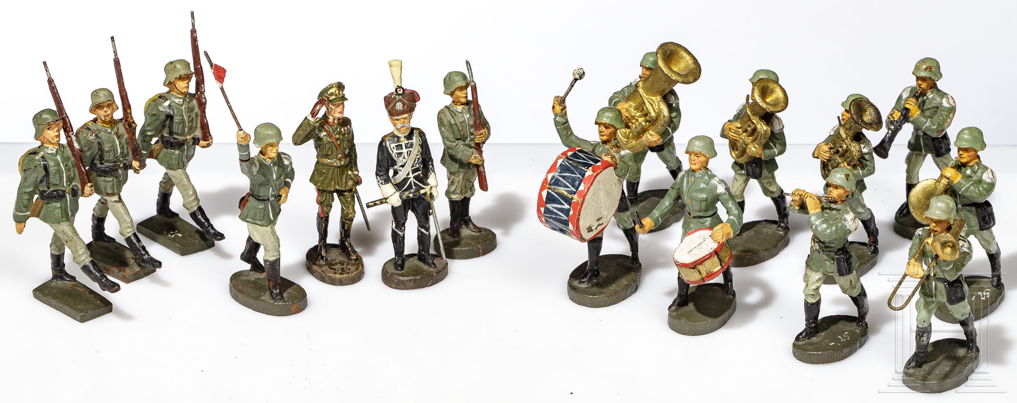 16 Elastolin and Lineol figures with musicians and goose-stepping ...