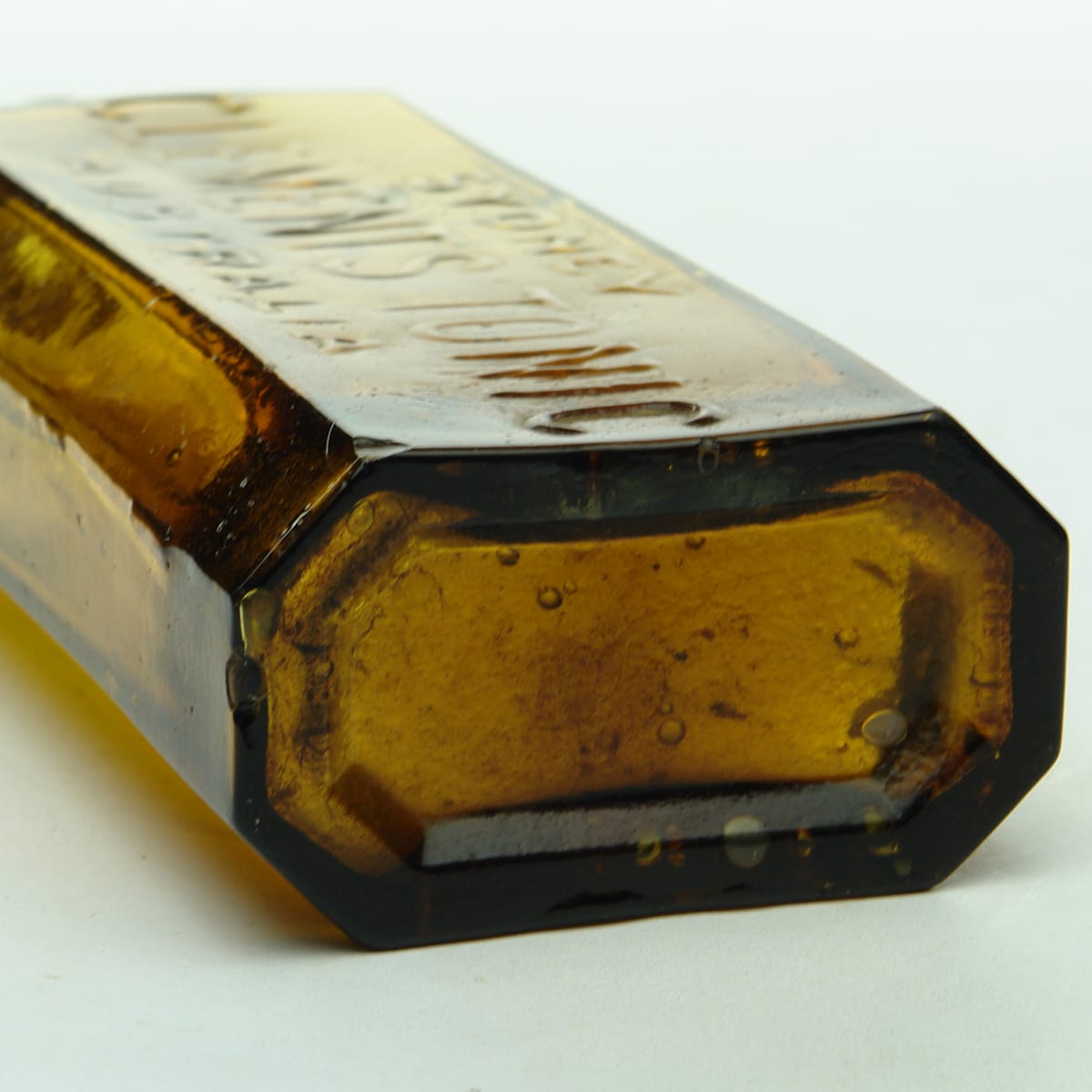 Clements Tonic, Sydney, Australia, honey amber. 6 oz. - ABCR Auctions